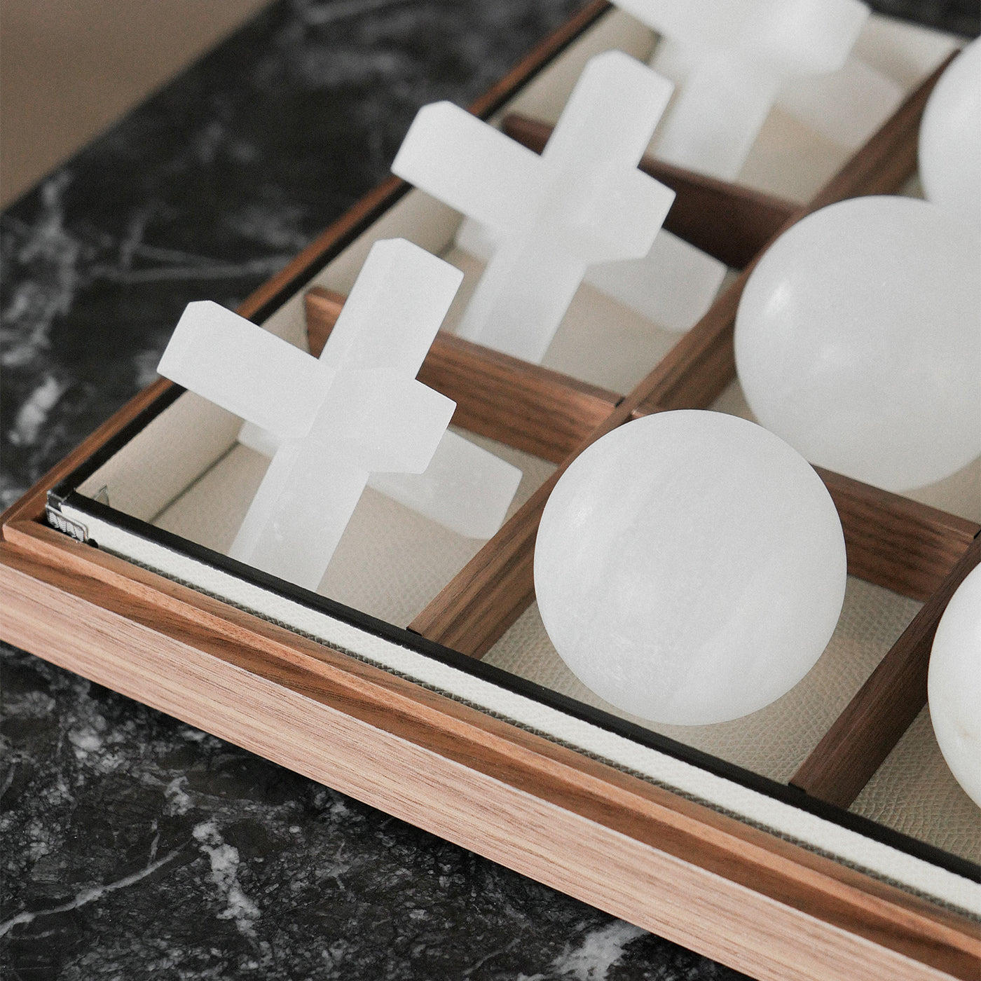 Tris Box with Alabaster Pieces Pinetti | Artemest