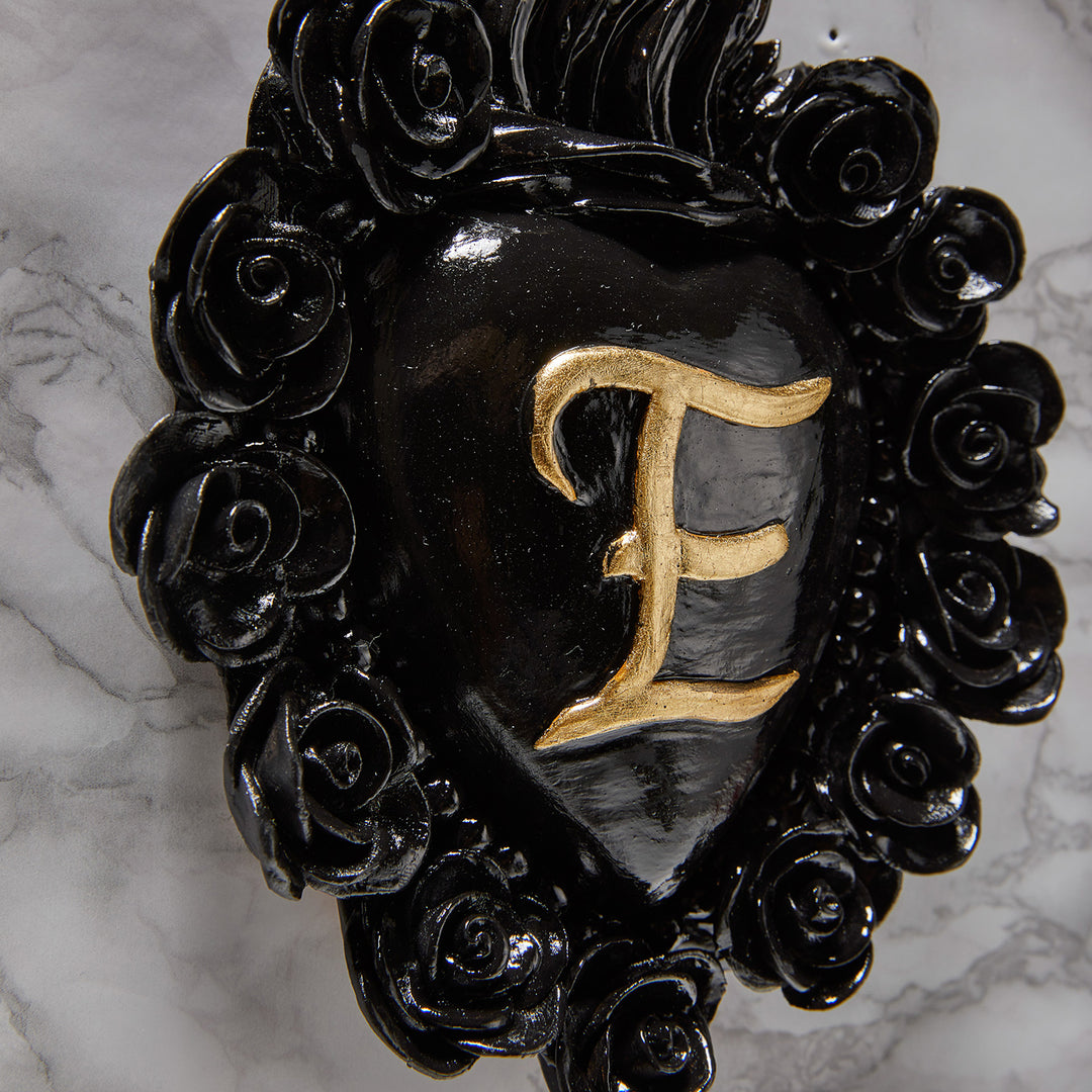 PUNK ROSES WITH INITIAL BLACK AND GOLD LEAF CERAMIC HEART Cuore di ...