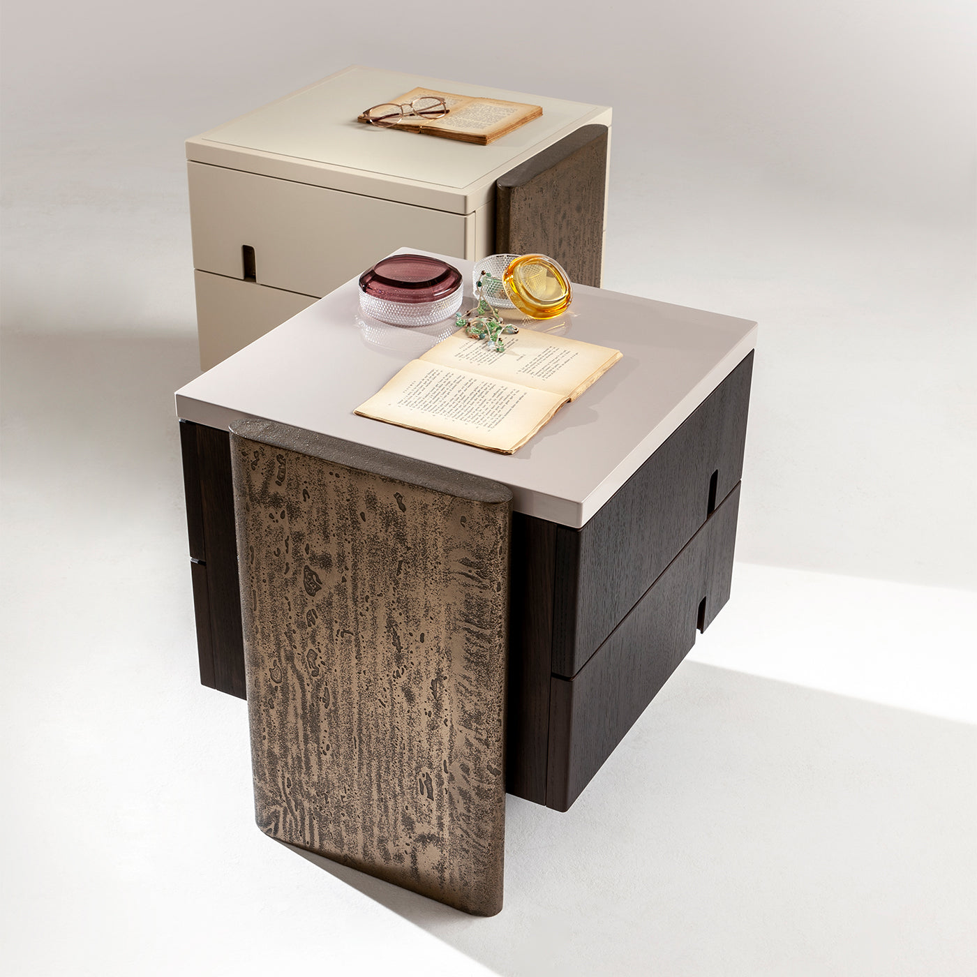 Outfit Glossy Lacquered Bedside Table with Bronze Accents Laura Meroni | Artemest