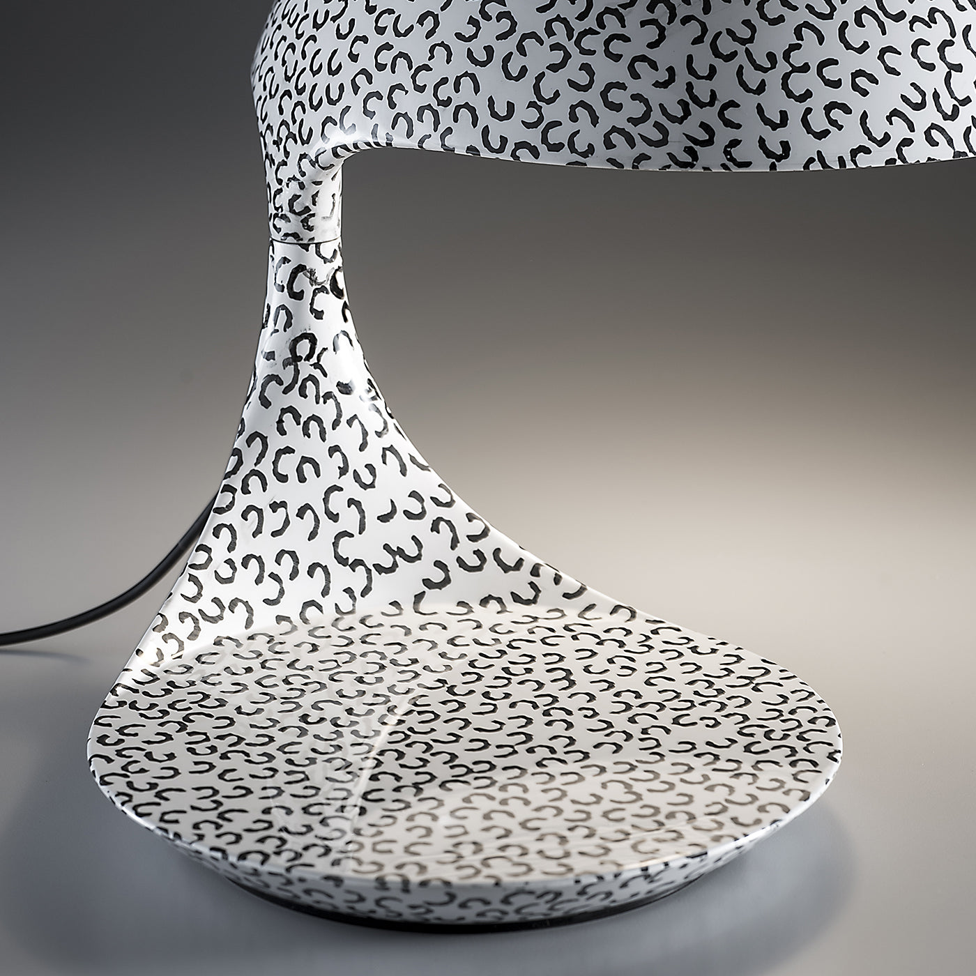 Cobra Texture Black-And-White Table Lamp by Paola Navone Martinelli ...