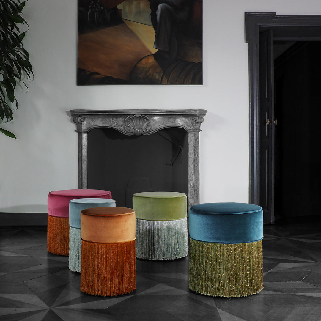 Puf de madera de haya con cilindro rosa y flecos de cobre Lorenza ...