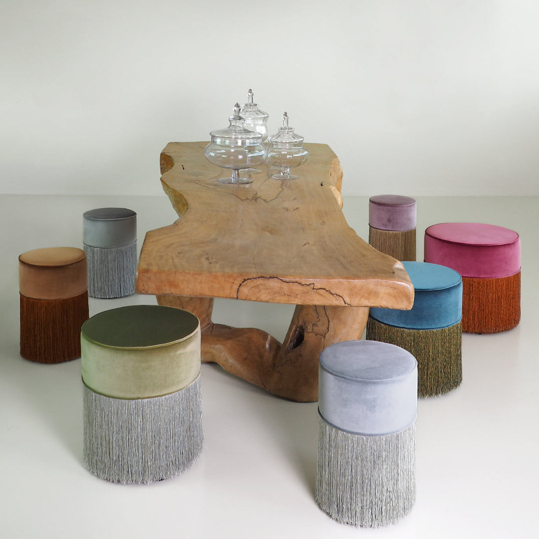 Puf de madera de haya con cilindro rosa y flecos de cobre Lorenza ...