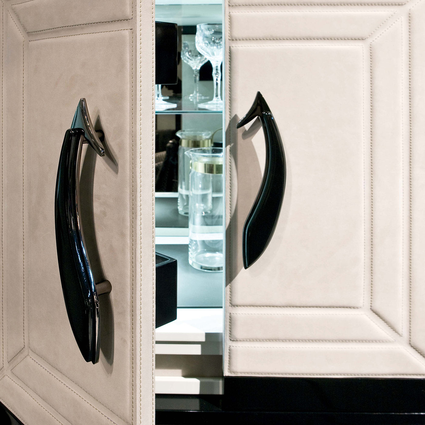 Capri Bar Cabinet Minotti Collezioni | Artemest