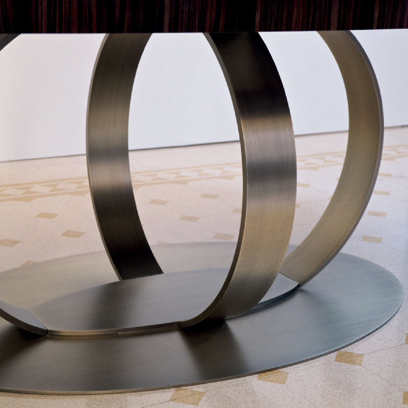 Andrew Oval Dining Table DOM Edizioni | Artemest