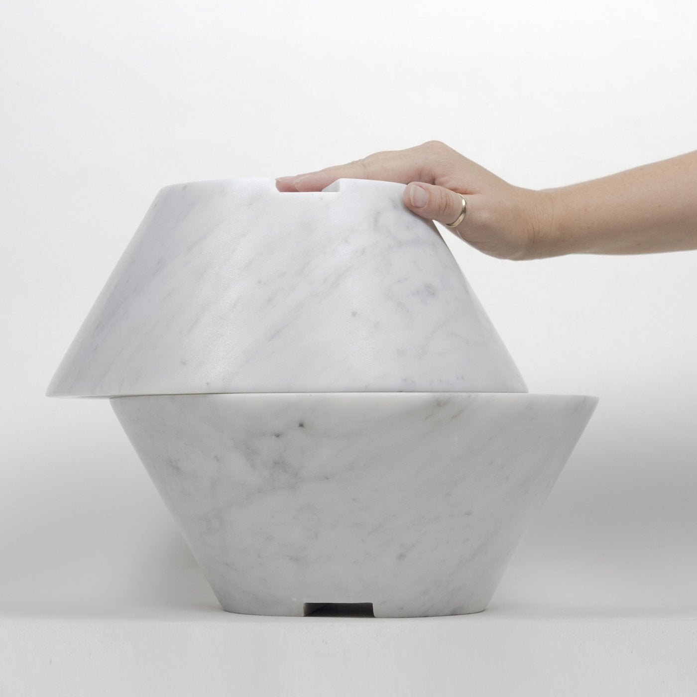 Istanti Inclusi Hourglass-Like Container Gumdesign | Artemest