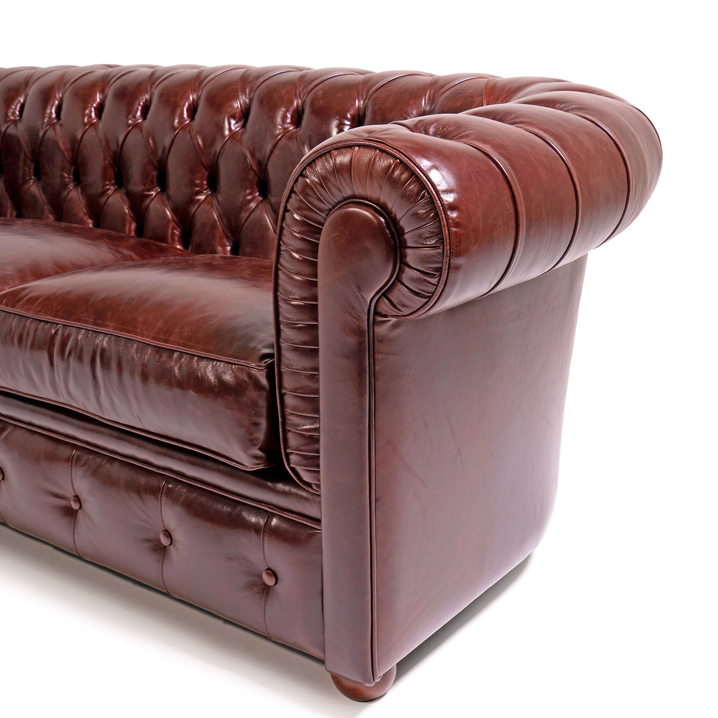 Chesterfield ruby red leather sofa Mantellassi 1926 | Artemest